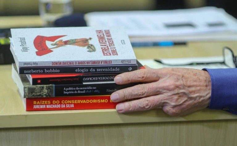 Presidente Lula, na cadeia, em 2019 lendo Manzano